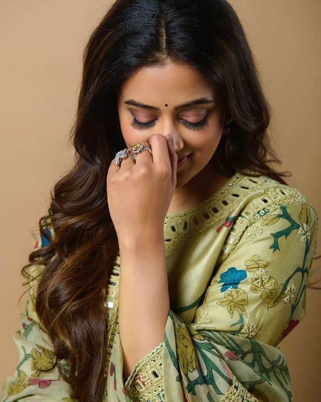 Priyamani అందాల రాణి.. ప్రియమణి.. వలపు వలతో మెంటల్ ఎక్కిస్తోంది భయ్యా ...