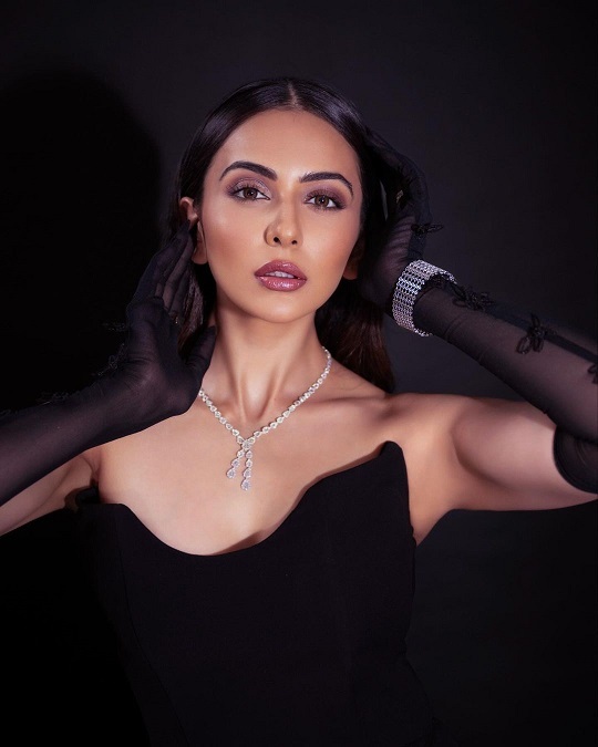 Rakul Preet Singh బ్లాక్ డ్రెస్‌లో రకుల్ మెరుపులు.. చూశారంటే కళ్లు తిప్పుకోలేరంతే! | Beautiful ...