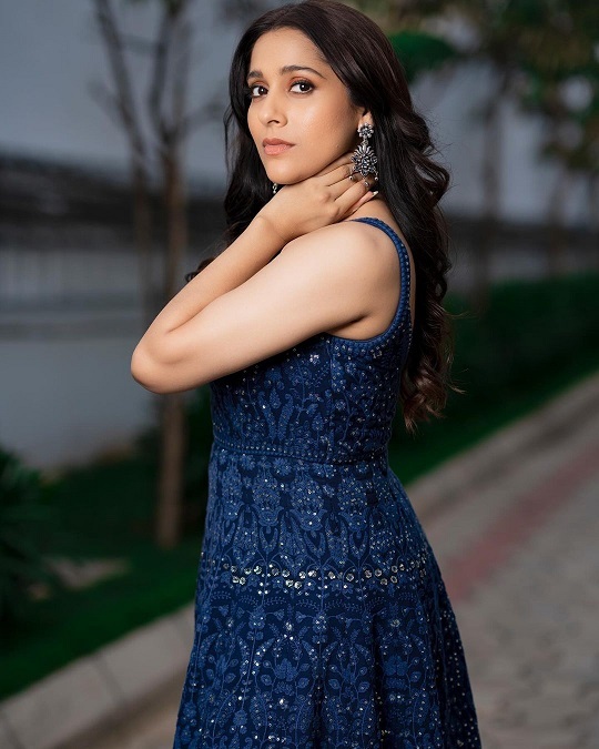 Rashmi Gautam రష్మి వయ్యారాల విందు... ఎంత దాచినా ఆ అందాలు దాగట్లేదుగా ...