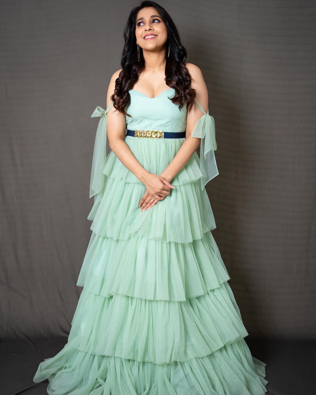 Rashmi Gautam: అందాల చందమామ నేలకు దిగి.. అలా నడిచొస్తే అచ్చం ఇలాగే ...