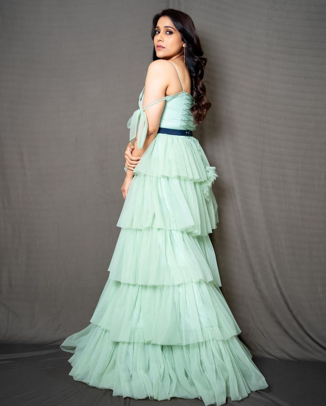 Rashmi Gautam: అందాల చందమామ నేలకు దిగి.. అలా నడిచొస్తే అచ్చం ఇలాగే ...