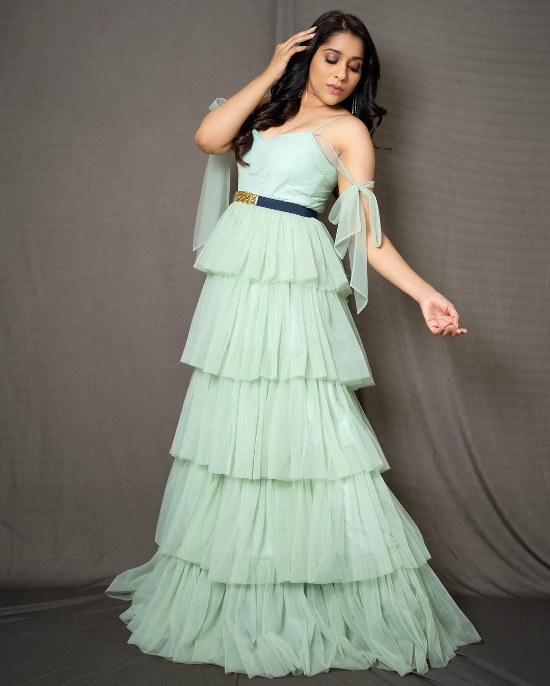 Rashmi Gautam: అందాల చందమామ నేలకు దిగి.. అలా నడిచొస్తే అచ్చం ఇలాగే ...