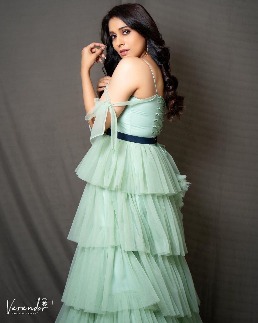 Rashmi Gautam: అందాల చందమామ నేలకు దిగి.. అలా నడిచొస్తే అచ్చం ఇలాగే ...