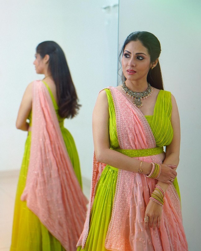 Sadha నడుమే ఉయ్యాలా? నడకే జంపాలా? - సెగలు పుటిస్తున్న సదా అందాలు ...