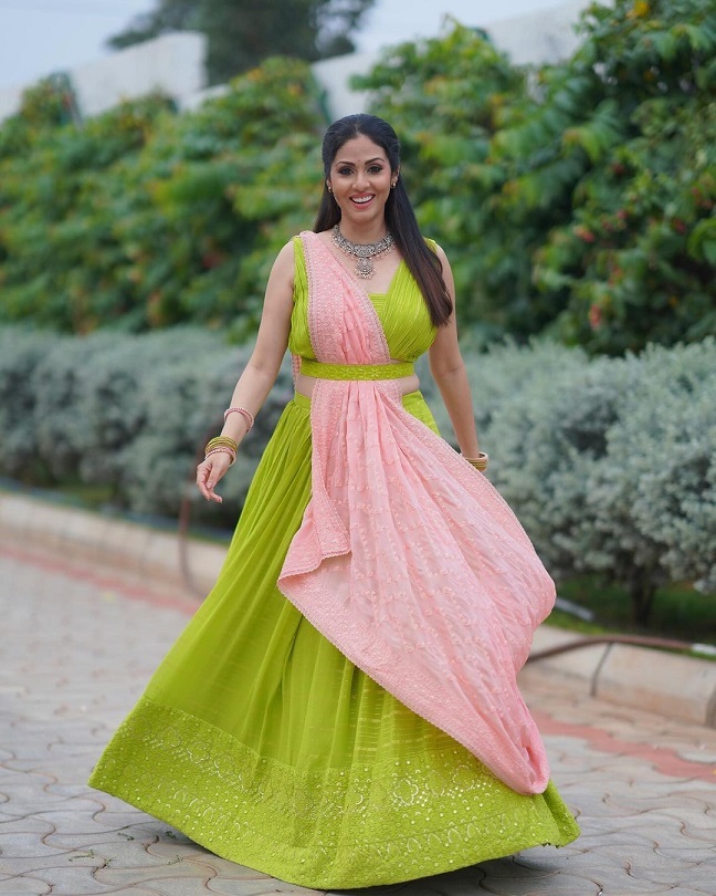 Sadha నడుమే ఉయ్యాలా? నడకే జంపాలా? - సెగలు పుటిస్తున్న సదా అందాలు ...