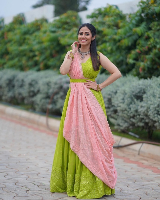 Sadha నడుమే ఉయ్యాలా? నడకే జంపాలా? - సెగలు పుటిస్తున్న సదా అందాలు ...
