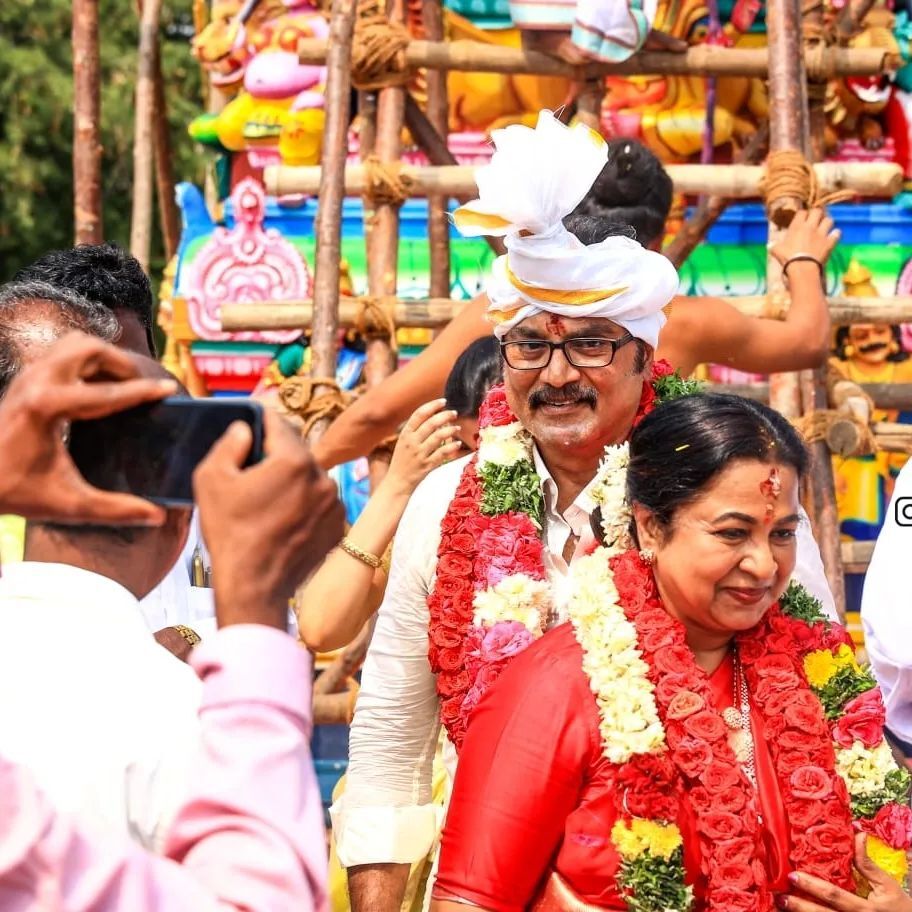 ரியல் நாட்டாமையாக மாறிய சரத்குமார்.. பரிவட்டம் கட்டி எப்படி இருக்காரு ...