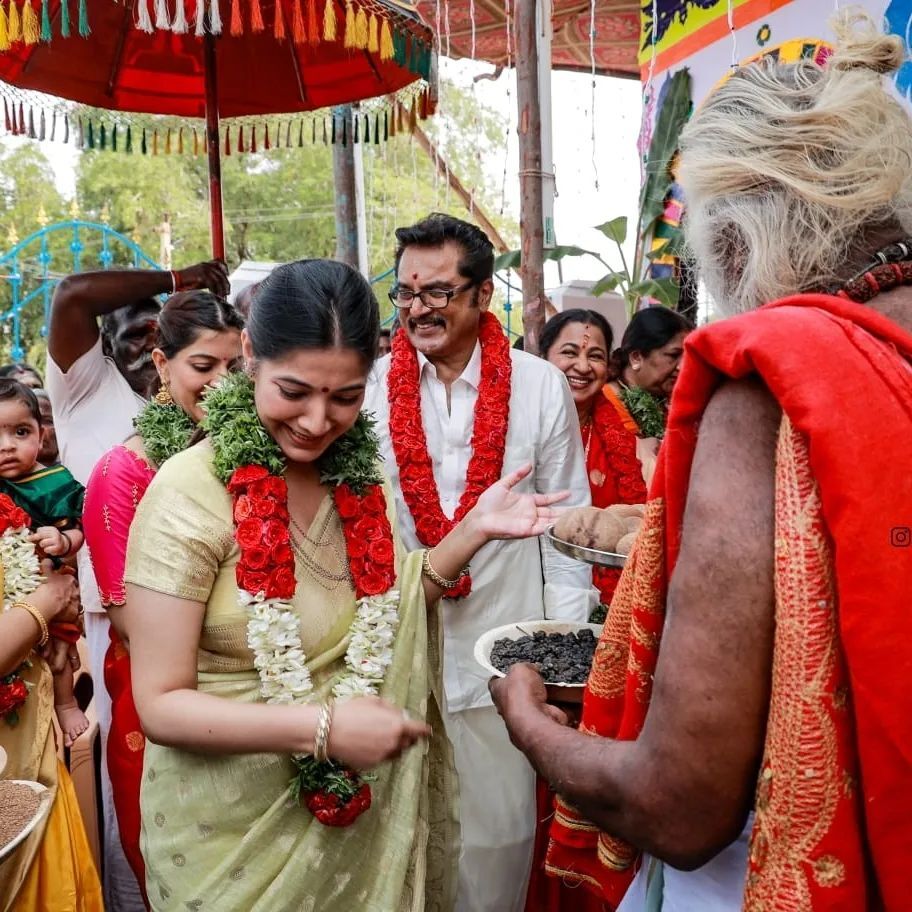 ரியல் நாட்டாமையாக மாறிய சரத்குமார்.. பரிவட்டம் கட்டி எப்படி இருக்காரு ...