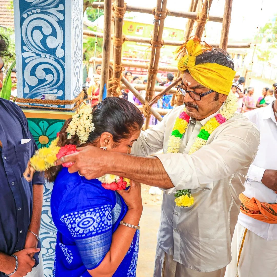 ரியல் நாட்டாமையாக மாறிய சரத்குமார்.. பரிவட்டம் கட்டி எப்படி இருக்காரு ...