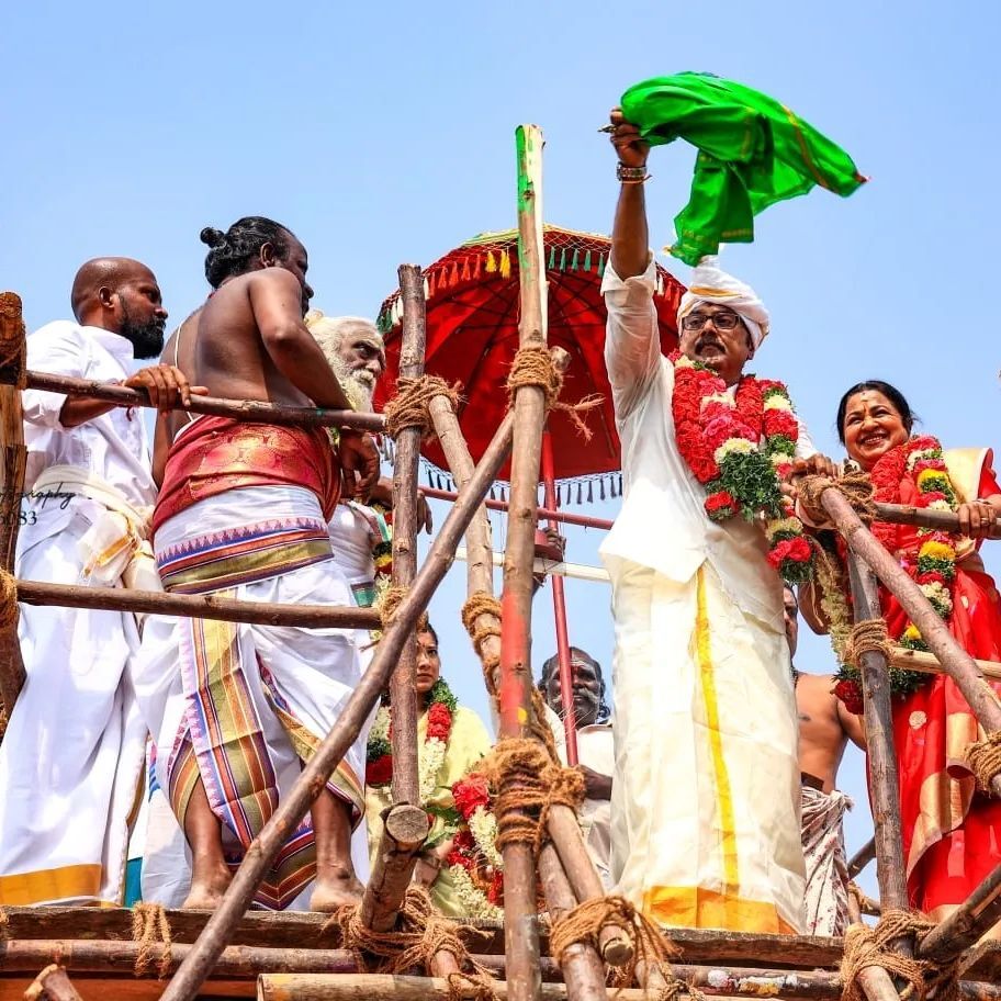 ரியல் நாட்டாமையாக மாறிய சரத்குமார்.. பரிவட்டம் கட்டி எப்படி இருக்காரு ...
