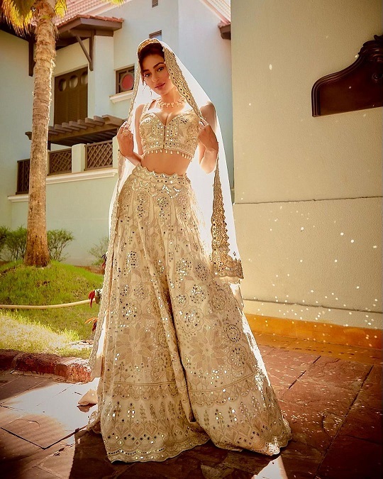 Seerat Kapoor లెహంగాలో సీరత్ కపూర్ సోకుల విందు .. భారీ అందాలను క్లోజప్ ...