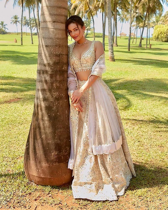 Seerat Kapoor లెహంగాలో సీరత్ కపూర్ సోకుల విందు .. భారీ అందాలను క్లోజప్ ...