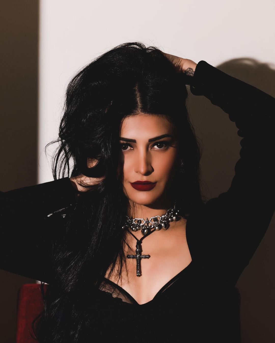 Shruti Haasan: సలార్ హీరోయిన్ సోకుల విందు.. బ్లాక్ డ్రెస్‌లో భలే ...