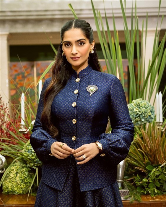 Sonam Kapoor’s Lavish India-Inspired Lunch Decor & Outfit Are All About ...