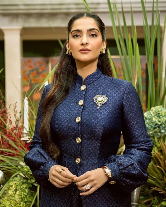 Sonam Kapoor’s Lavish India-Inspired Lunch Decor & Outfit Are All About ...
