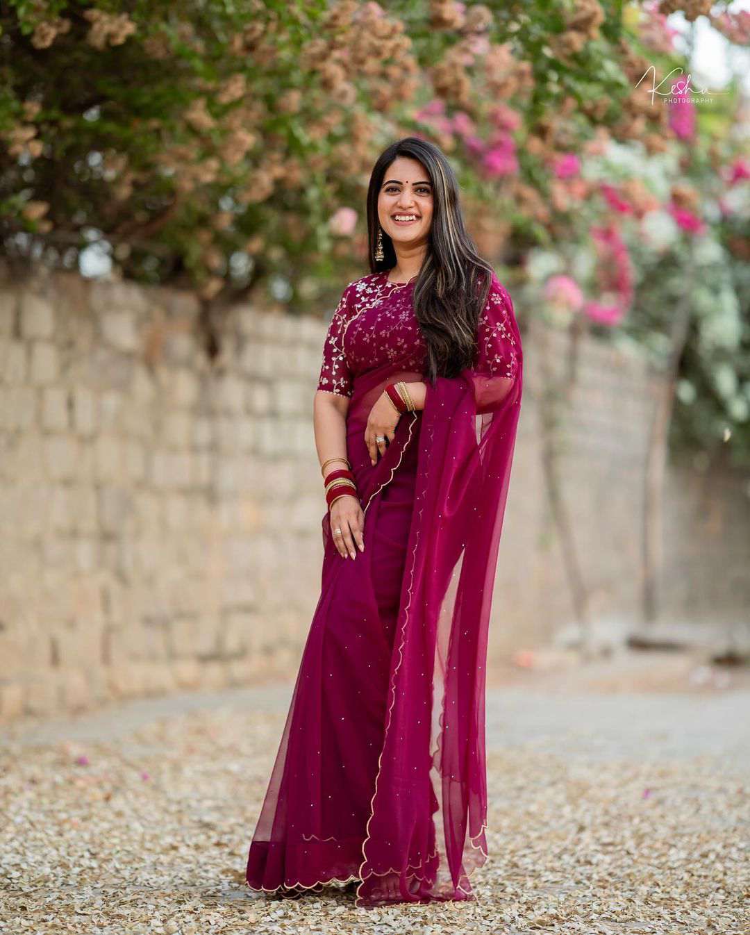 Sravanthi Chokkarapu: జారే చీరలో అందాల నెరజాన.. అలా చూస్తూ ఉండిపోతారంతే ...