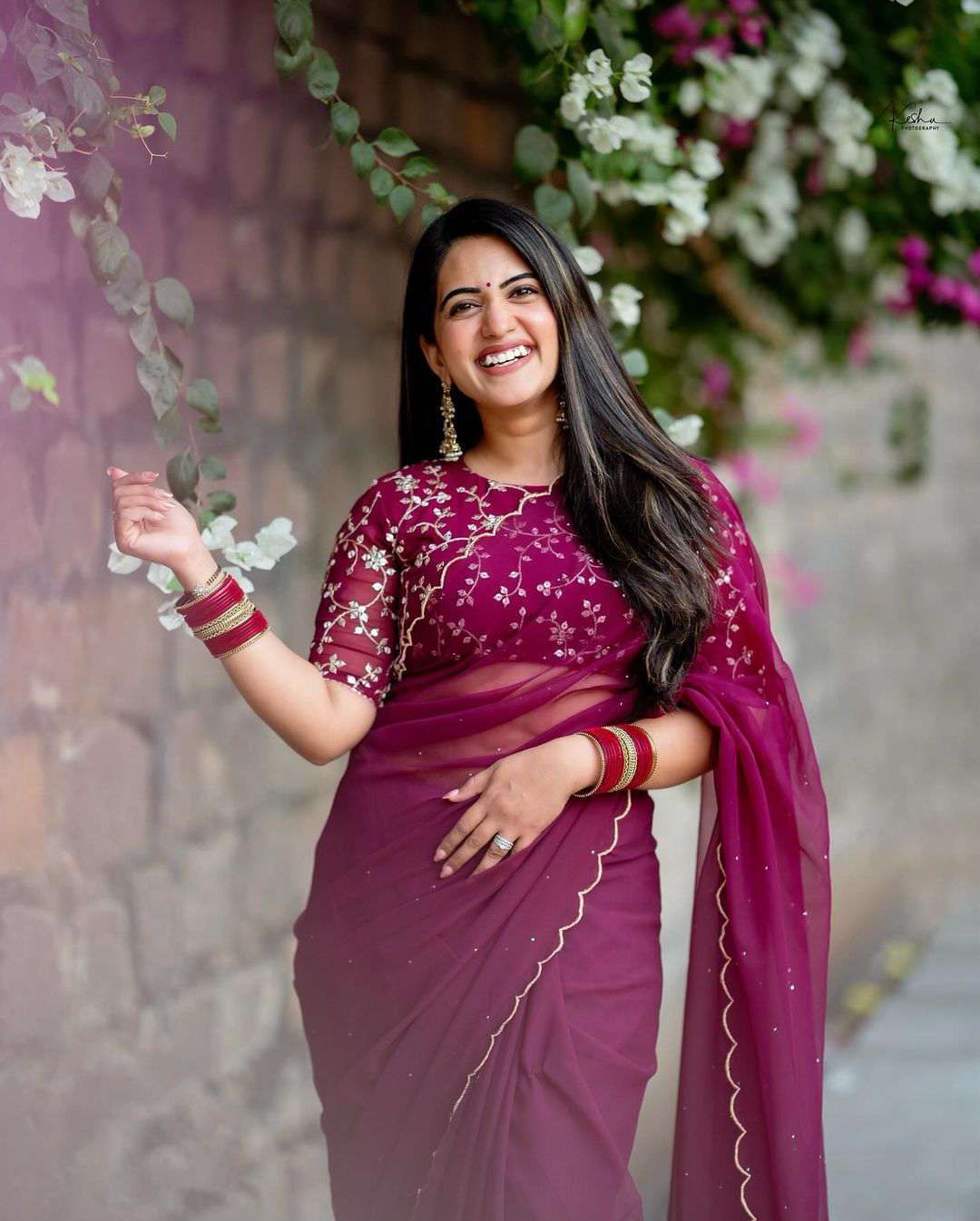 Sravanthi Chokkarapu: జారే చీరలో అందాల నెరజాన.. అలా చూస్తూ ఉండిపోతారంతే ...