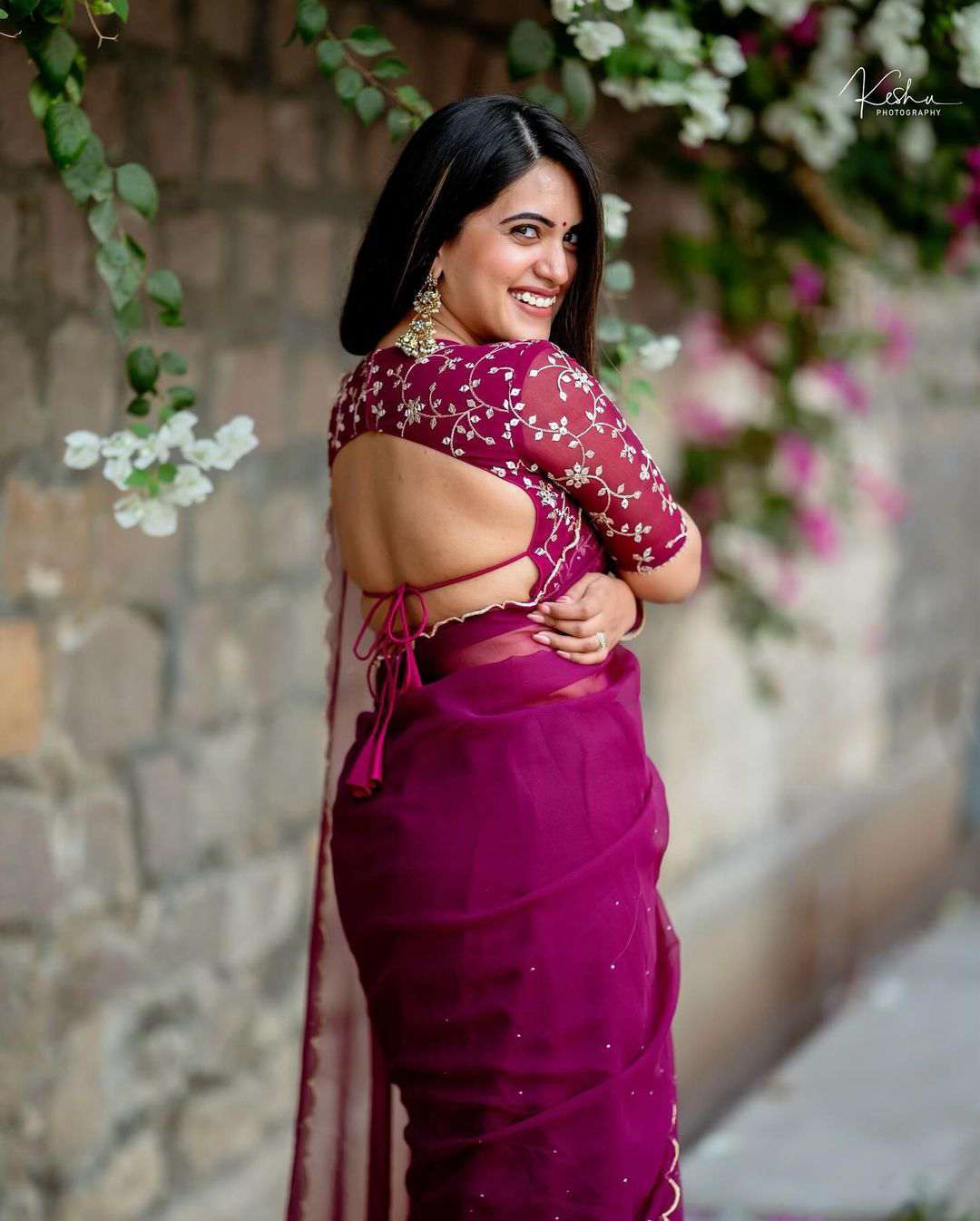 Sravanthi Chokkarapu: జారే చీరలో అందాల నెరజాన.. అలా చూస్తూ ఉండిపోతారంతే ...