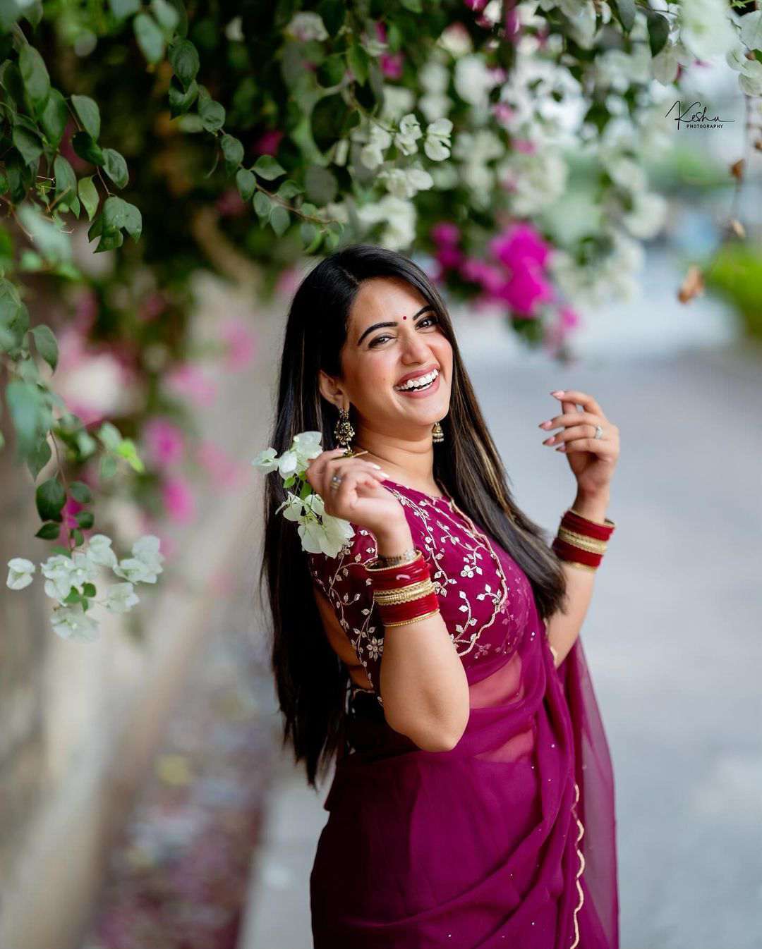 Sravanthi Chokkarapu: జారే చీరలో అందాల నెరజాన.. అలా చూస్తూ ఉండిపోతారంతే ...