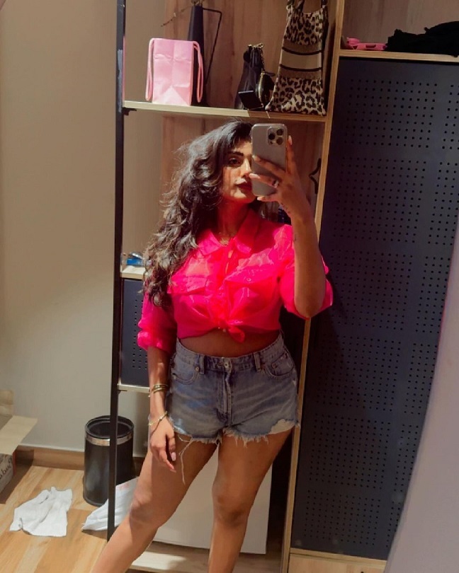 Supritha అవకాశాల కోసం అడుక్కోనంటున్న సుప్రీత.. పొట్టి నిక్కర్ లో ...