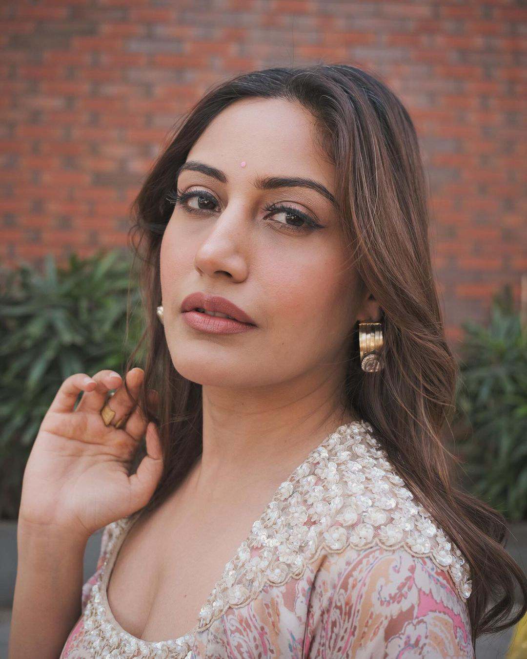 Surbhi Chandana: స్పెషల్ డ్రెస్‌లో సురభి చందన సోకుల విందు.. అలా చూస్తూ ఉండిపోతారంతే! | Bolywood ...