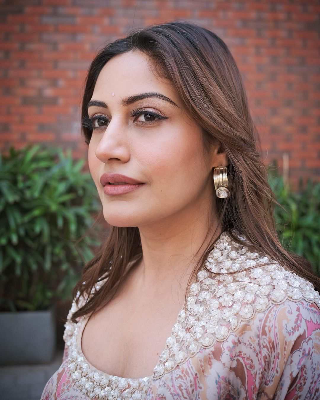 Surbhi Chandana: స్పెషల్ డ్రెస్‌లో సురభి చందన సోకుల విందు.. అలా చూస్తూ ...