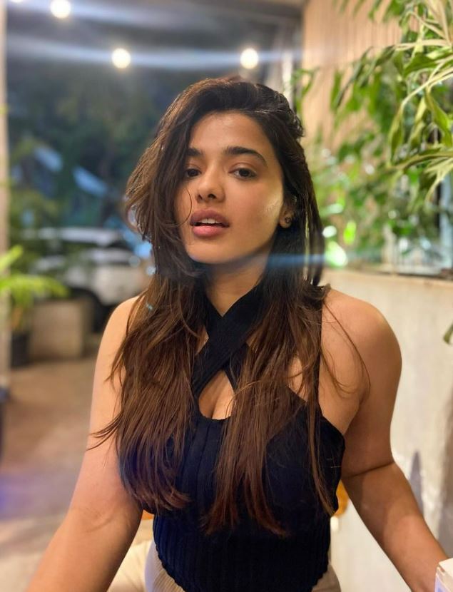 Ketika Sharma: టెంపరేచర్ పెంచేలా కేతిక అందాల ప్రదర్శన.. ఈ పిక్స్ చూస్తే ...