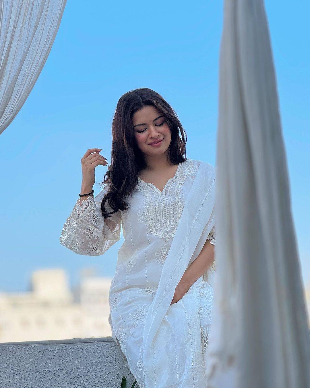 బ్లష్ అవుతూనే భలే ఫోజులు పెట్టిన బాలీవుడ్ బ్యూటీ.. ఈ ముద్దుగుమ్మను గుర్తు పట్టారా? | Bollywood ...