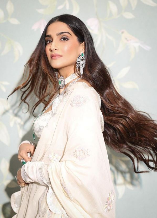 Sonam Kapoor: స్టార్ హీరోయిన్ అందాల ధగధగలు.. మెరిసే బట్టల్లో ...
