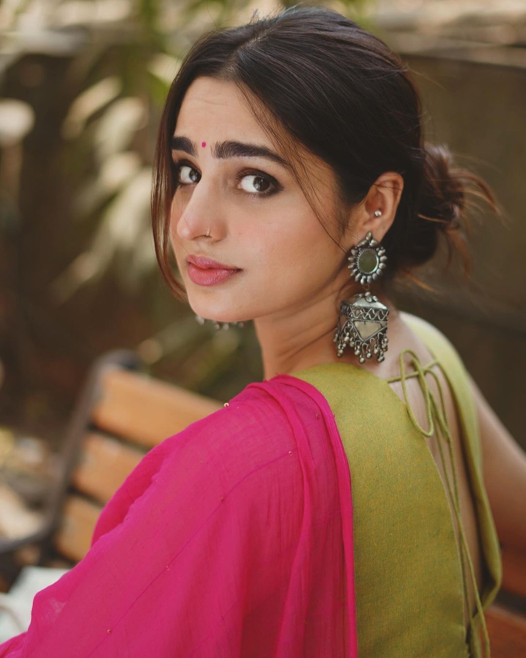 Ayesha Khan: సన్నని చీరలో సంపెగ పువ్వులాంటి అందాలు.. ఓం భీమ్ బుష్ ...