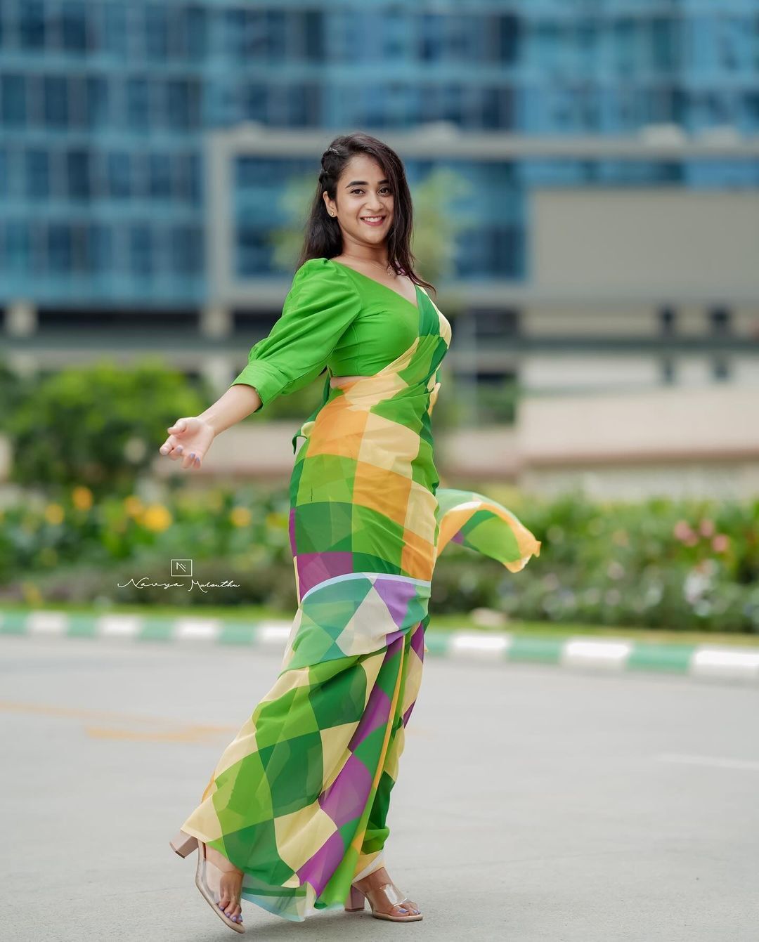 Deepthi Sunaina ఆకుపచ్చ చీరలో దీప్తి సునైనా - కూల్ లుక్ లో కుర్రాళ్ల ...