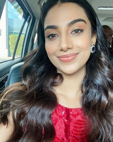 HBD Meenakshi Chaudhary ఆరడగులు నాజూకు గ్లామర్ బాంబ్ - కొంటె చూపుల మాయతో మంటపెట్టేస్తోంది! | HBD ...