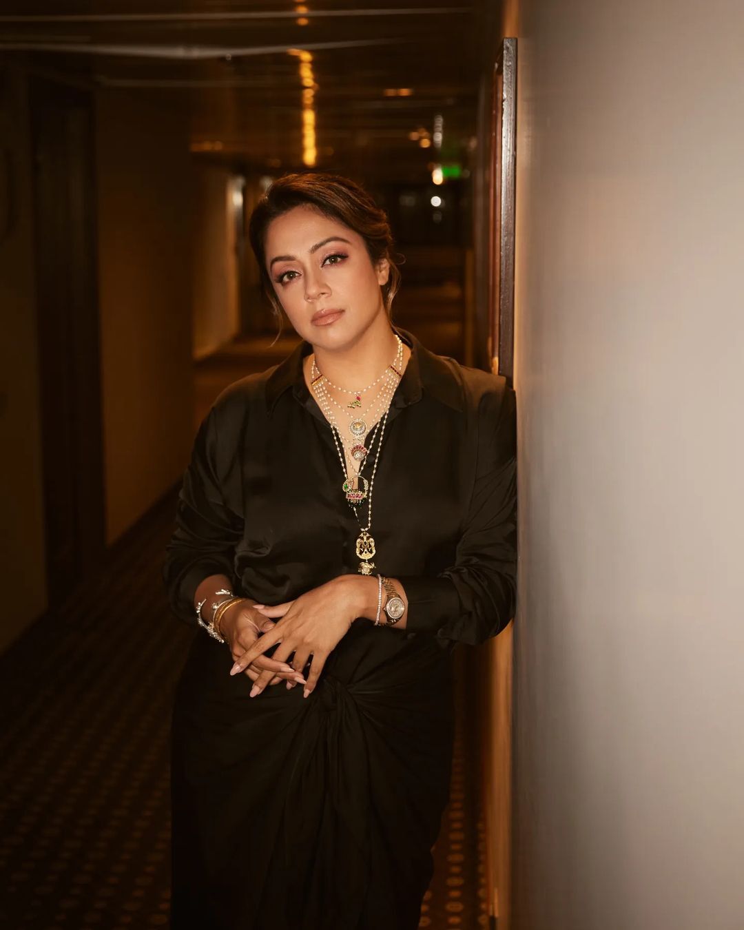 Jyothika 45 ఏళ్ల వయసులో జ్యోతిక దెబ్బకు కుర్రాళ్ల ఫ్యూజులు ఔట్ - నాగినిలా మెలికల నడుముతో ...