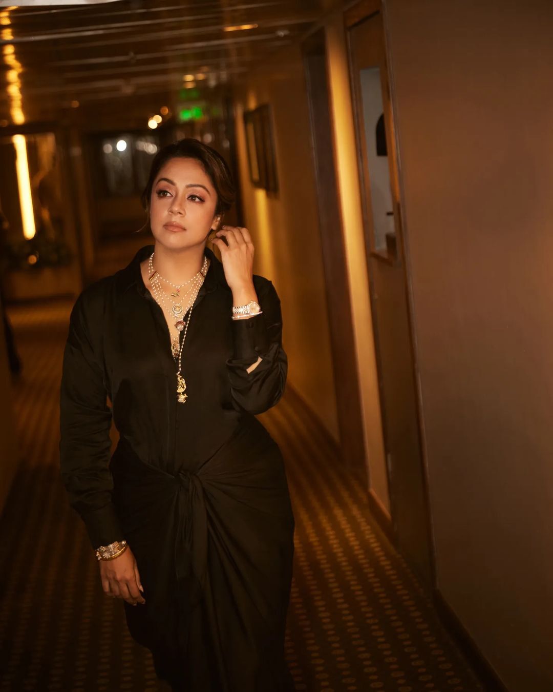 Jyothika 45 ఏళ్ల వయసులో జ్యోతిక దెబ్బకు కుర్రాళ్ల ఫ్యూజులు ఔట్ - నాగినిలా మెలికల నడుముతో ...