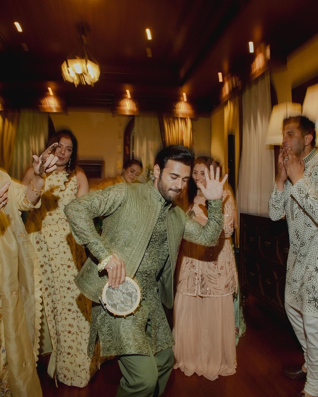 Kriti Kharbanda-Pulkit Samrat's Loved Up Mehendi PICS Go Viral - Filmibeat