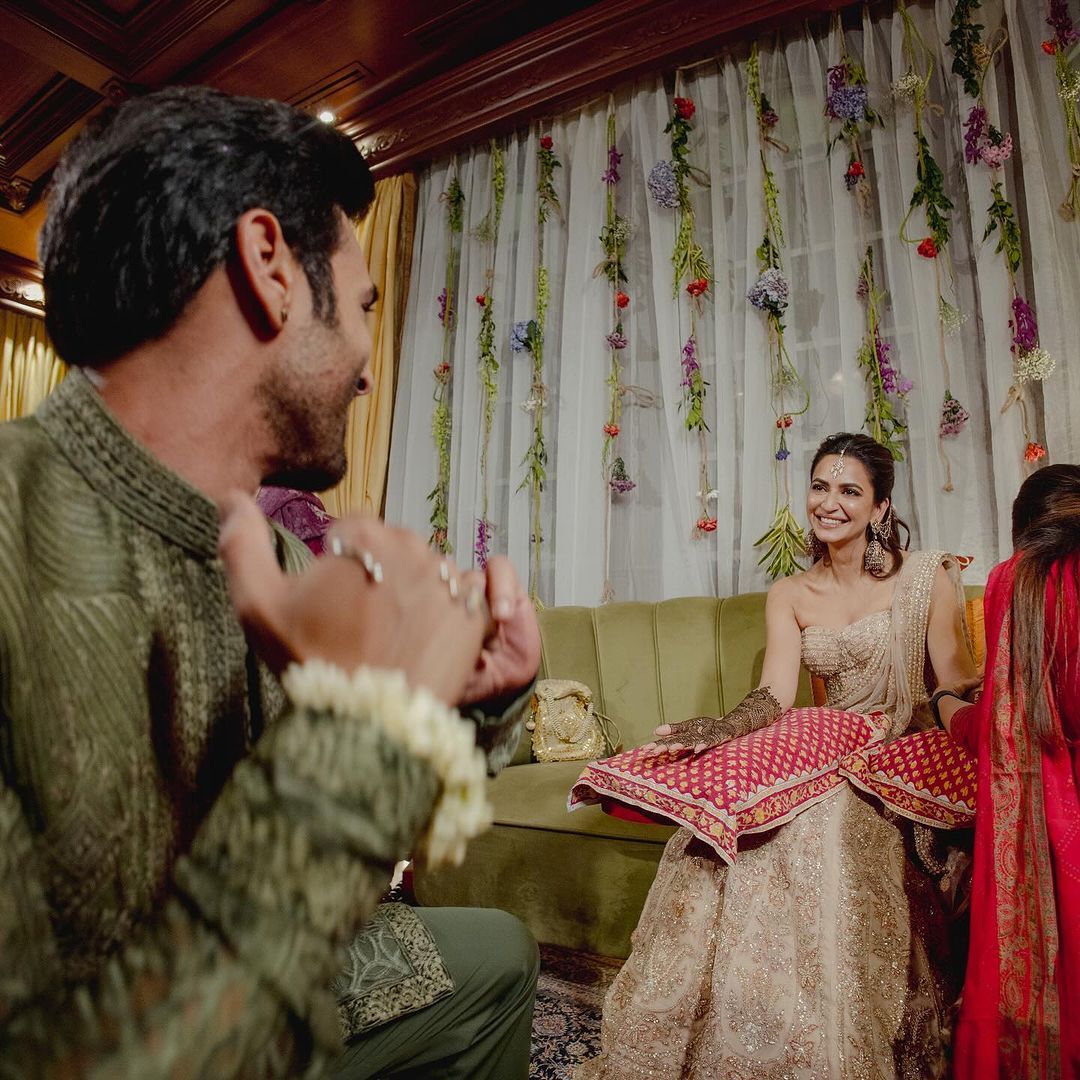 Kriti Kharbanda-Pulkit Samrat's Loved Up Mehendi PICS Go Viral - Filmibeat