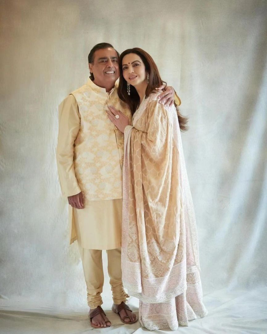 Latest Family Photos Of Mukesh Ambani & Nita Ambani With Anant & Bahu ...