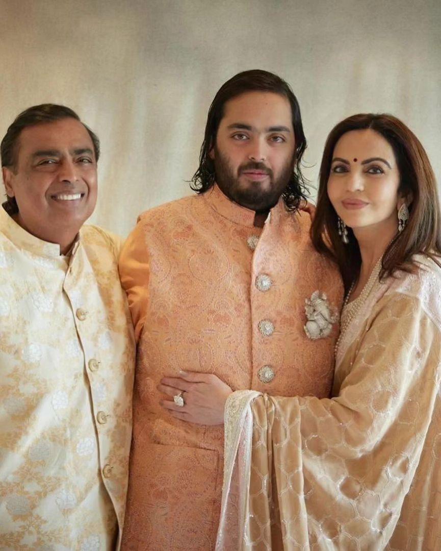 Latest Family Photos Of Mukesh Ambani & Nita Ambani With Anant & Bahu ...