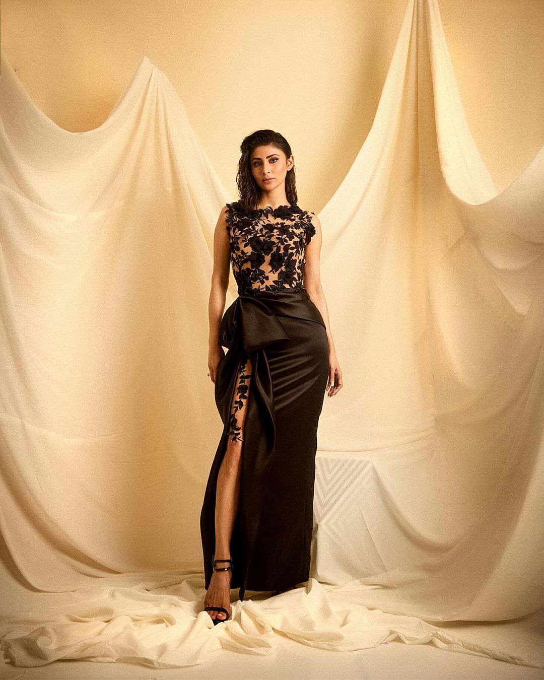 Mouni Roy: వైట్ టీషర్ట్‌లో మౌనీరాయ్ మెస్మరైజింగ్ షో.. స్టన్నింగ్ లుక్స్ ...