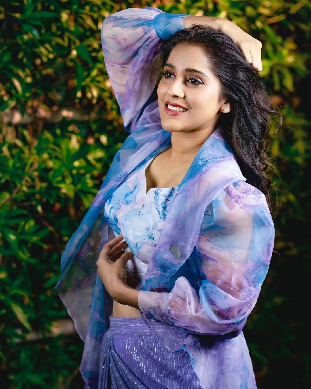 Rashmi Gautam : పొదల మధ్యలో రష్మి అలాంటి ఫొటోషూట్ - క్లోజప్ షాట్ లో ...