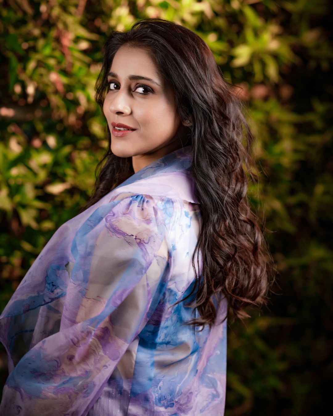 Rashmi Gautam : పొదల మధ్యలో రష్మి అలాంటి ఫొటోషూట్ - క్లోజప్ షాట్ లో ...