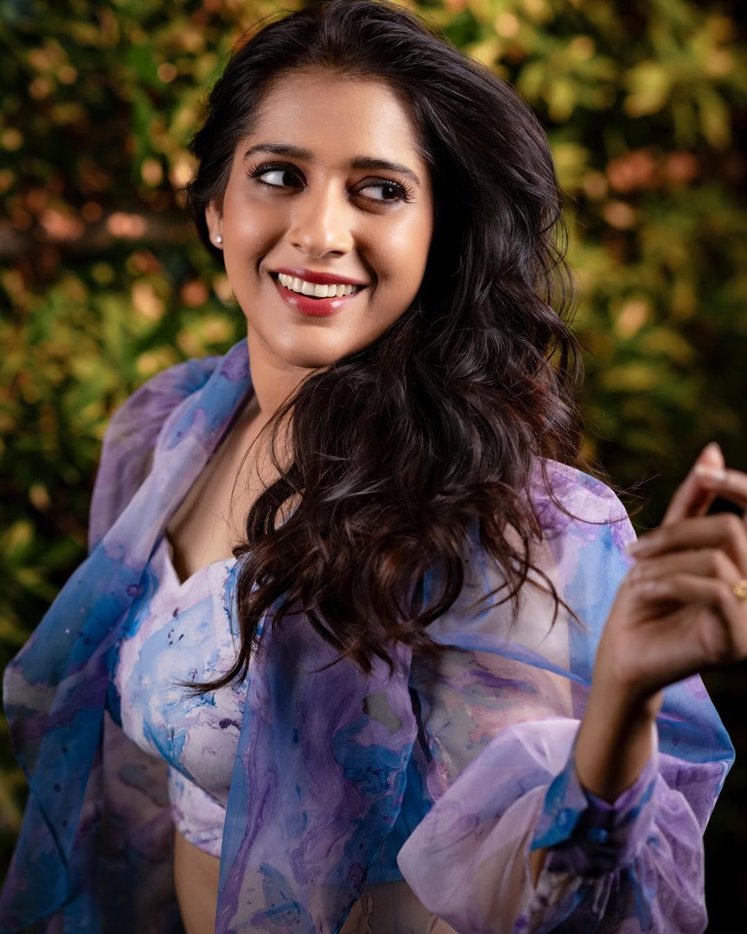 Rashmi Gautam : పొదల మధ్యలో రష్మి అలాంటి ఫొటోషూట్ - క్లోజప్ షాట్ లో ...