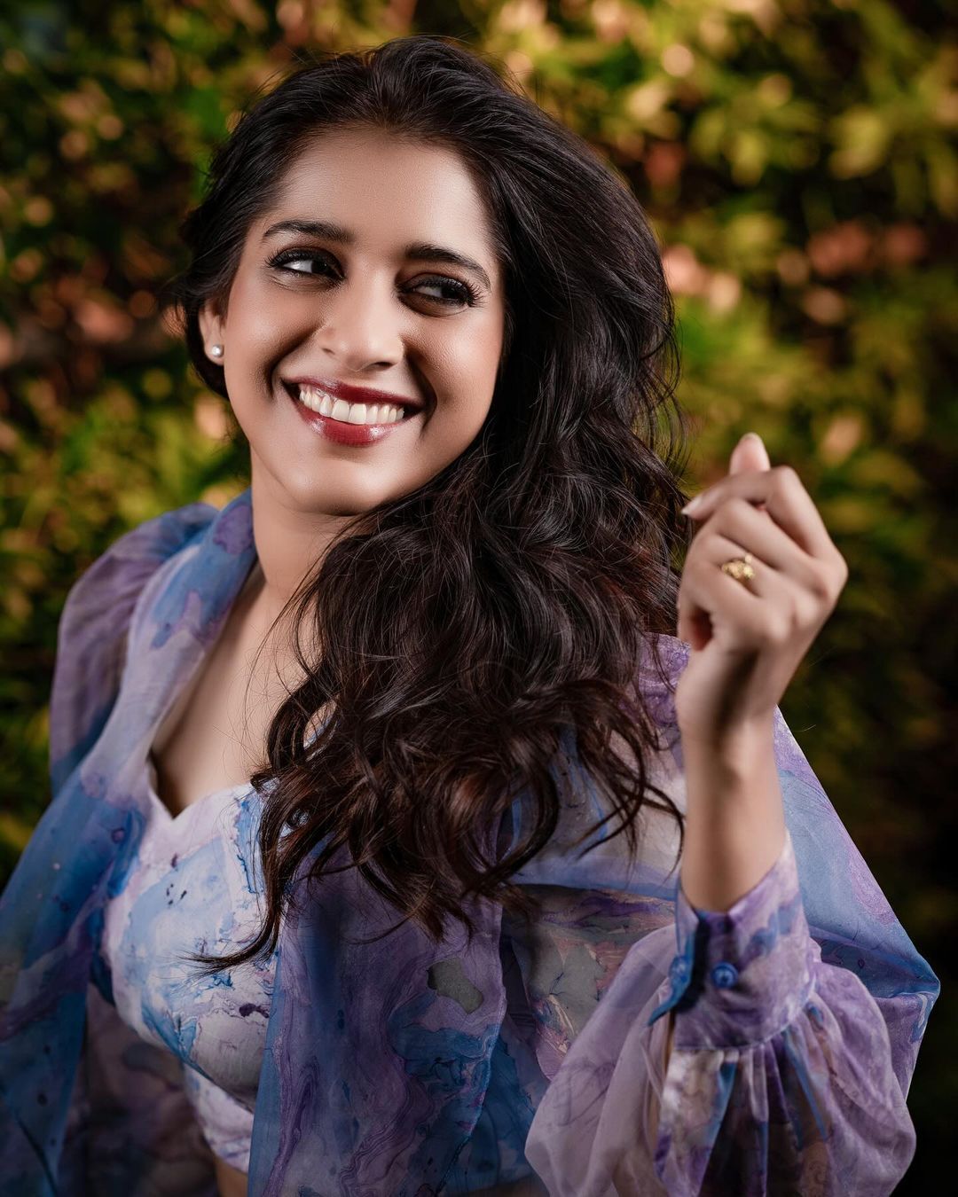 Rashmi Gautam : పొదల మధ్యలో రష్మి అలాంటి ఫొటోషూట్ - క్లోజప్ షాట్ లో ...