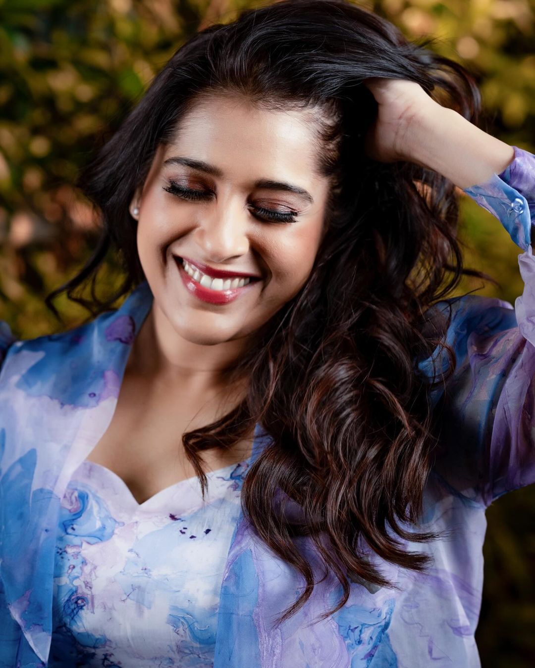 Rashmi Gautam : పొదల మధ్యలో రష్మి అలాంటి ఫొటోషూట్ - క్లోజప్ షాట్ లో ...