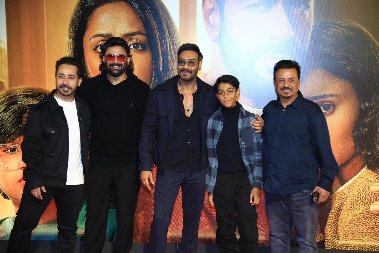 Shaitaan Screening: Ajay Devgn Poses With Son Yug, Jyotika Twins In ...