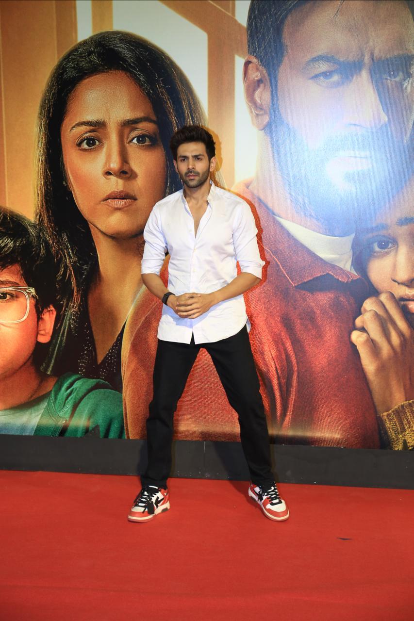 Shaitaan Screening: Ajay Devgn Poses With Son Yug, Jyotika Twins In ...