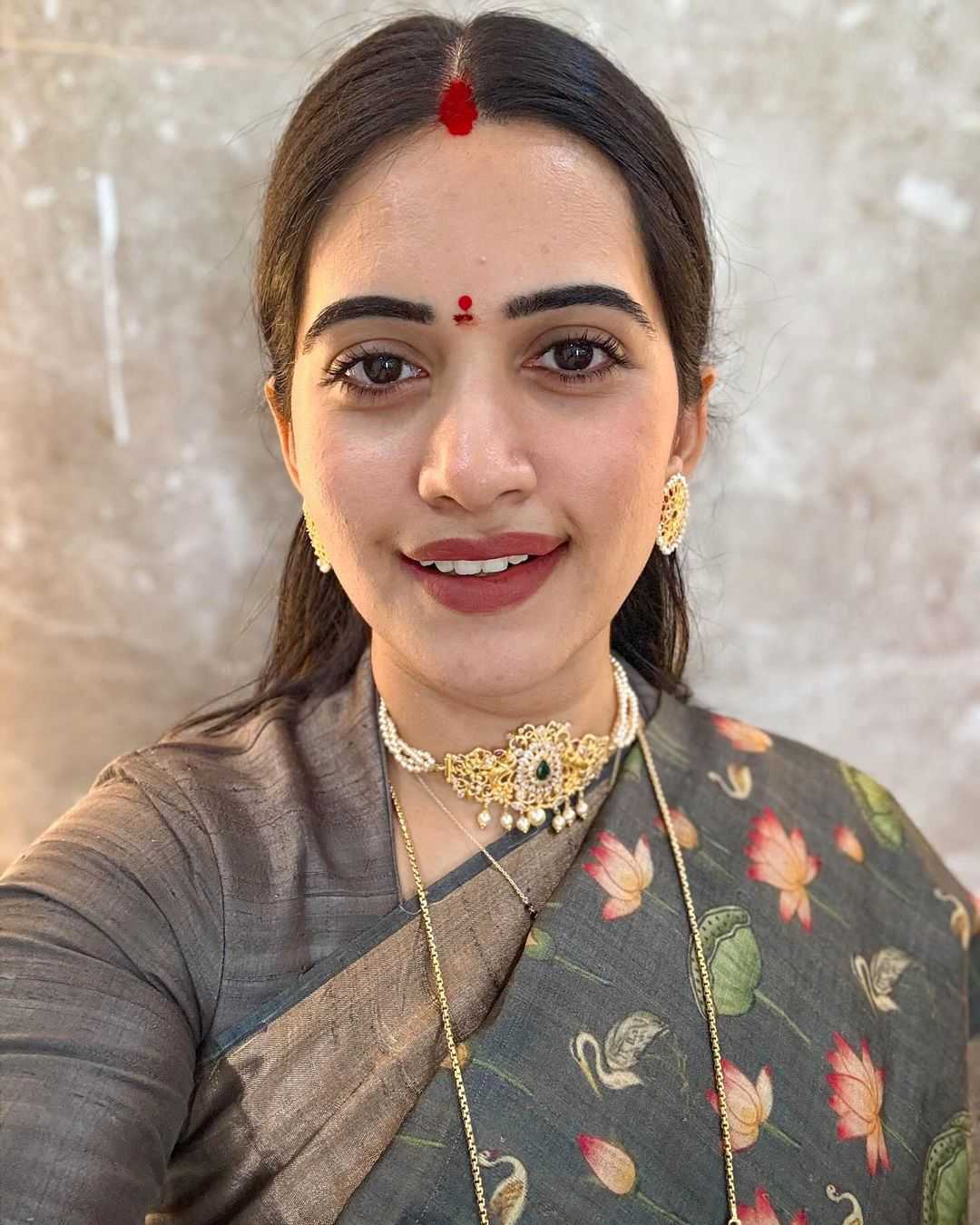 Sravanthi Chokkarapu: పద్ధతైన చీరకట్టులో పాలరాతి బొమ్మలా.. పెద్దబొట్టు, గాజులతో! | Anchor ...