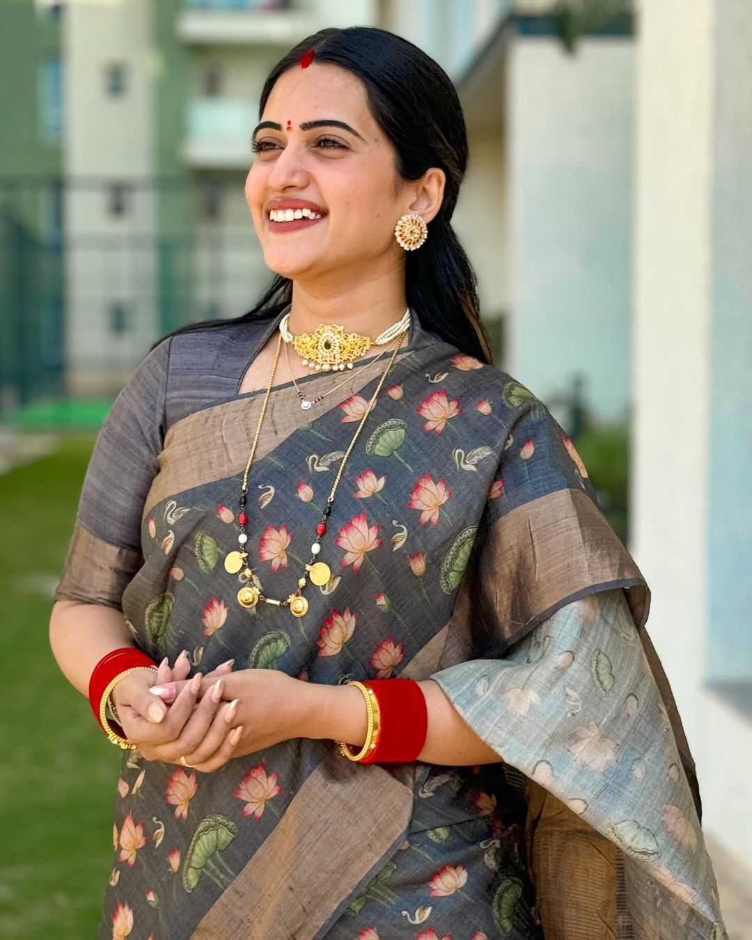 Sravanthi Chokkarapu: పద్ధతైన చీరకట్టులో పాలరాతి బొమ్మలా.. పెద్దబొట్టు ...