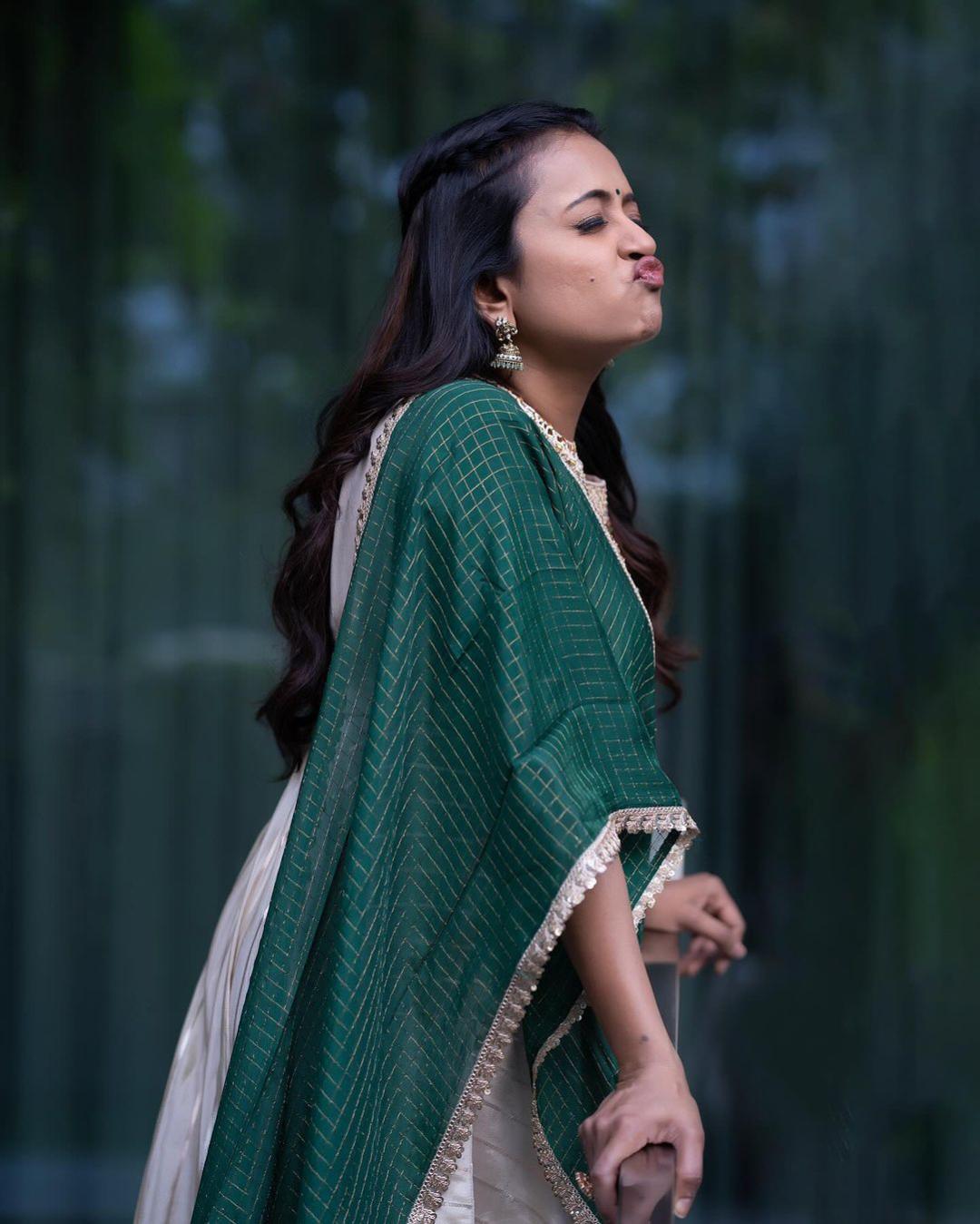 Suma Kanakala: సుమ కనకాల సూపర్ క్యూట్ ఫొటోలు.. పట్టుపరికిణీలో పాతికేళ్ల ...