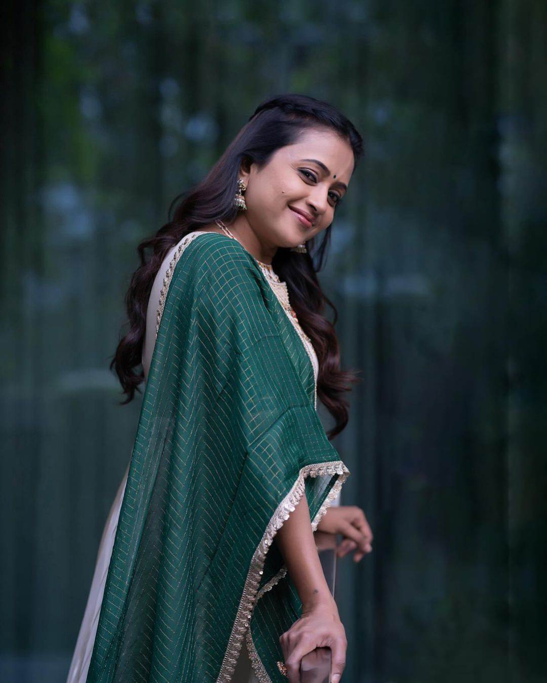 Suma Kanakala: సుమ కనకాల సూపర్ క్యూట్ ఫొటోలు.. పట్టుపరికిణీలో పాతికేళ్ల ...